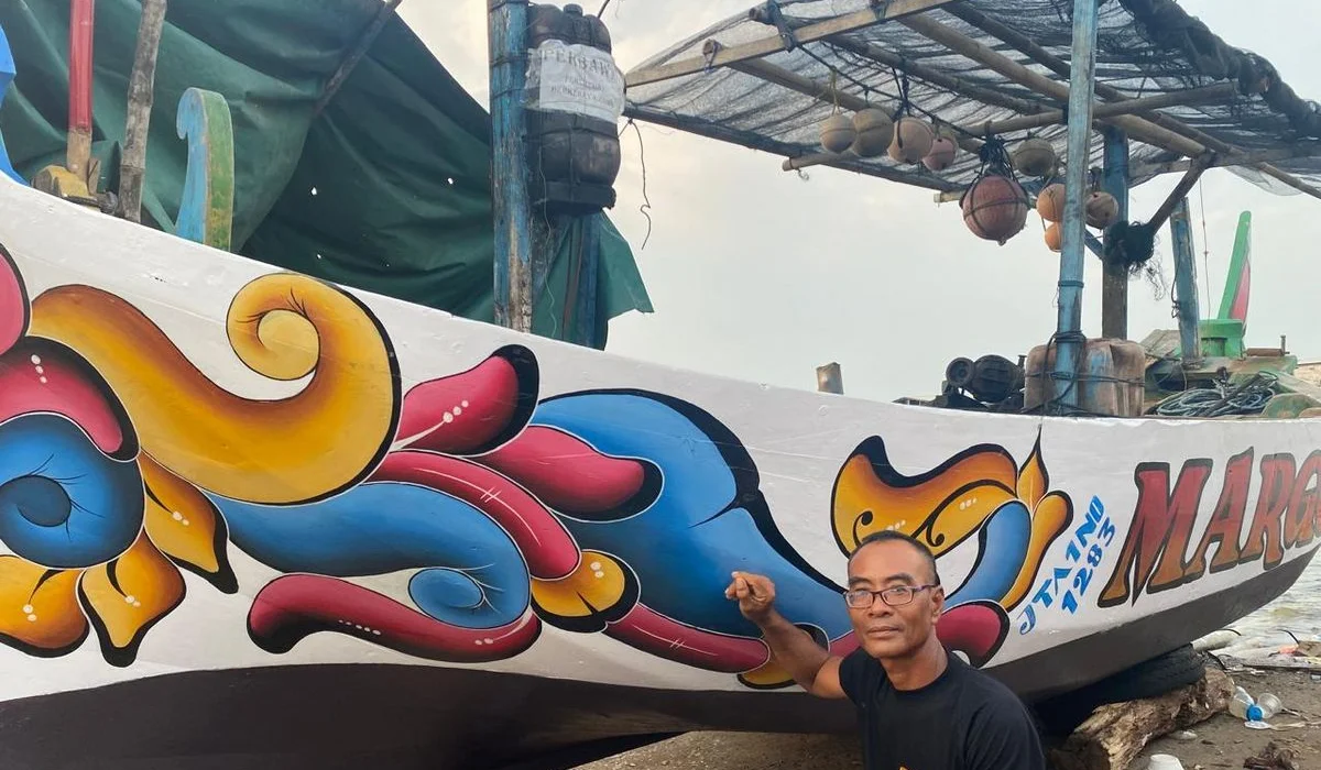 Mashur, Nelayan Asal Semarang yang Menghidupi Diri Dengan Melukis Perahu